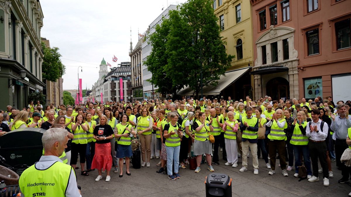 Akademikerne trapper opp streiken: — Nå må staten forstå alvoret | Juristforbundet